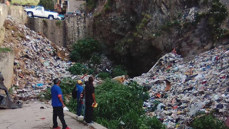 Urge la limpieza de la quebrada El Mapurite en el sector La Chivera ...